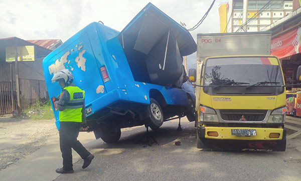 Pintu Samping Tiba-tiba Terbuka, Mobil Kominfo Tersangkut Truk Boks hingga Nyaris Terbalik di ...