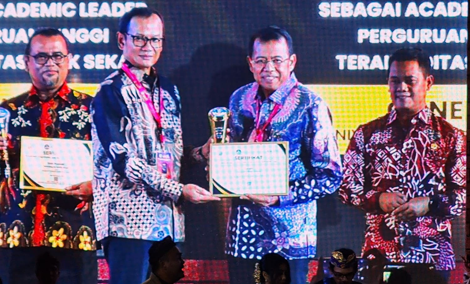 Rektor Terbaik se-Indonesia Kategori PT Terakreditasi Unggul 2023,Rektor UNP Prof Ganefri, Ph.D ...