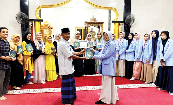 Program Tebar Al-Quran BPW Ar Risalah, Siswa PIAR Padang Salurkan 100 ...