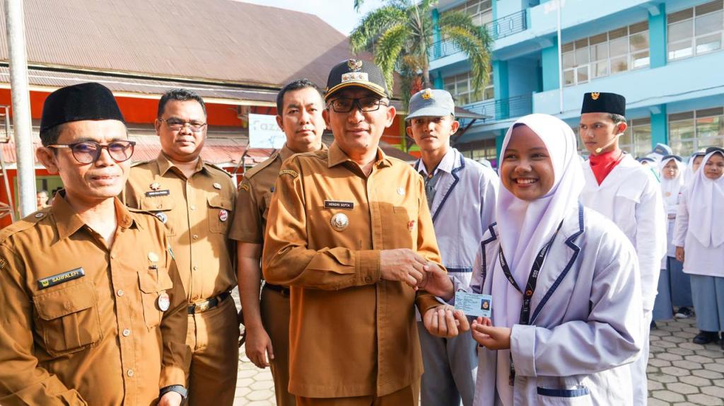 39 Siswa SMK 2 Padang Terima e-KTP dari Wako