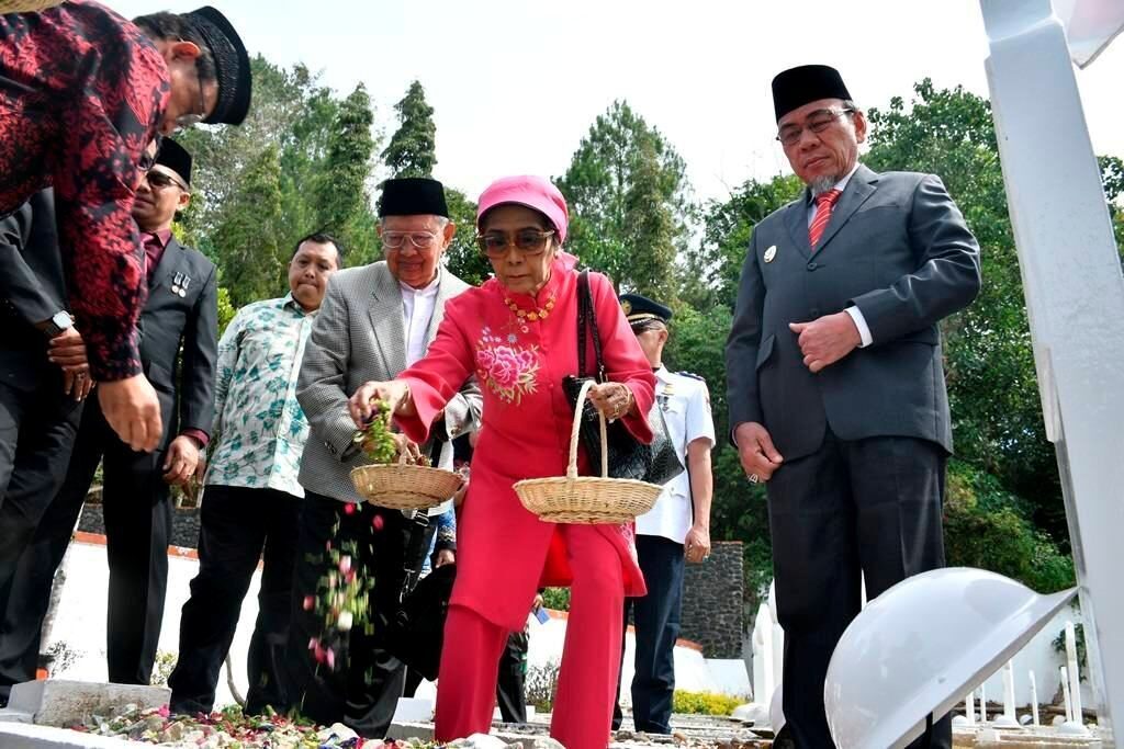 Wawako Padang Taburi Bunga Makam Bagindo Aziz Chan di Bukittinggi
