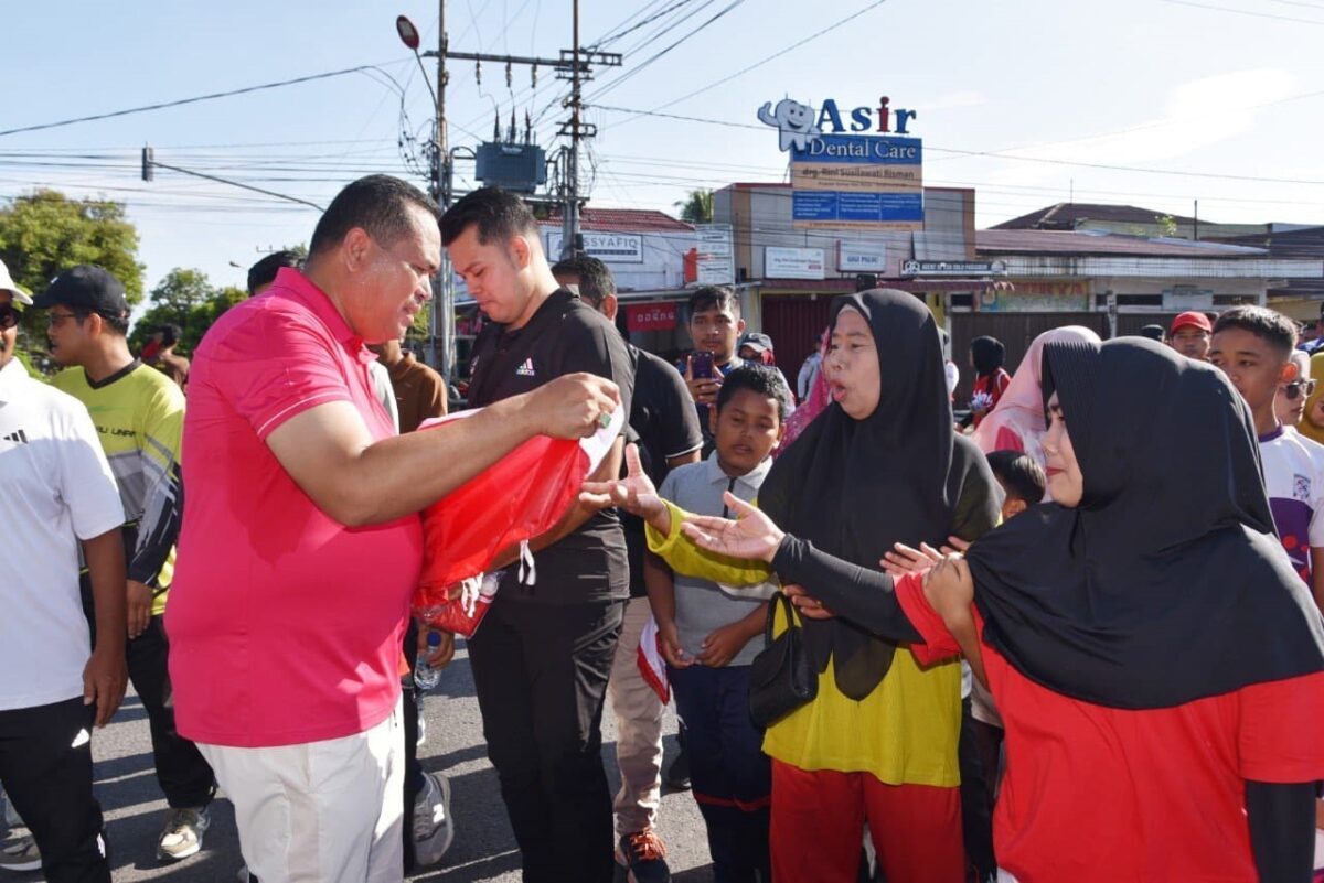 Menyambut Kemerdekaan RI, Wako Bagikan Bendera Merah Putih